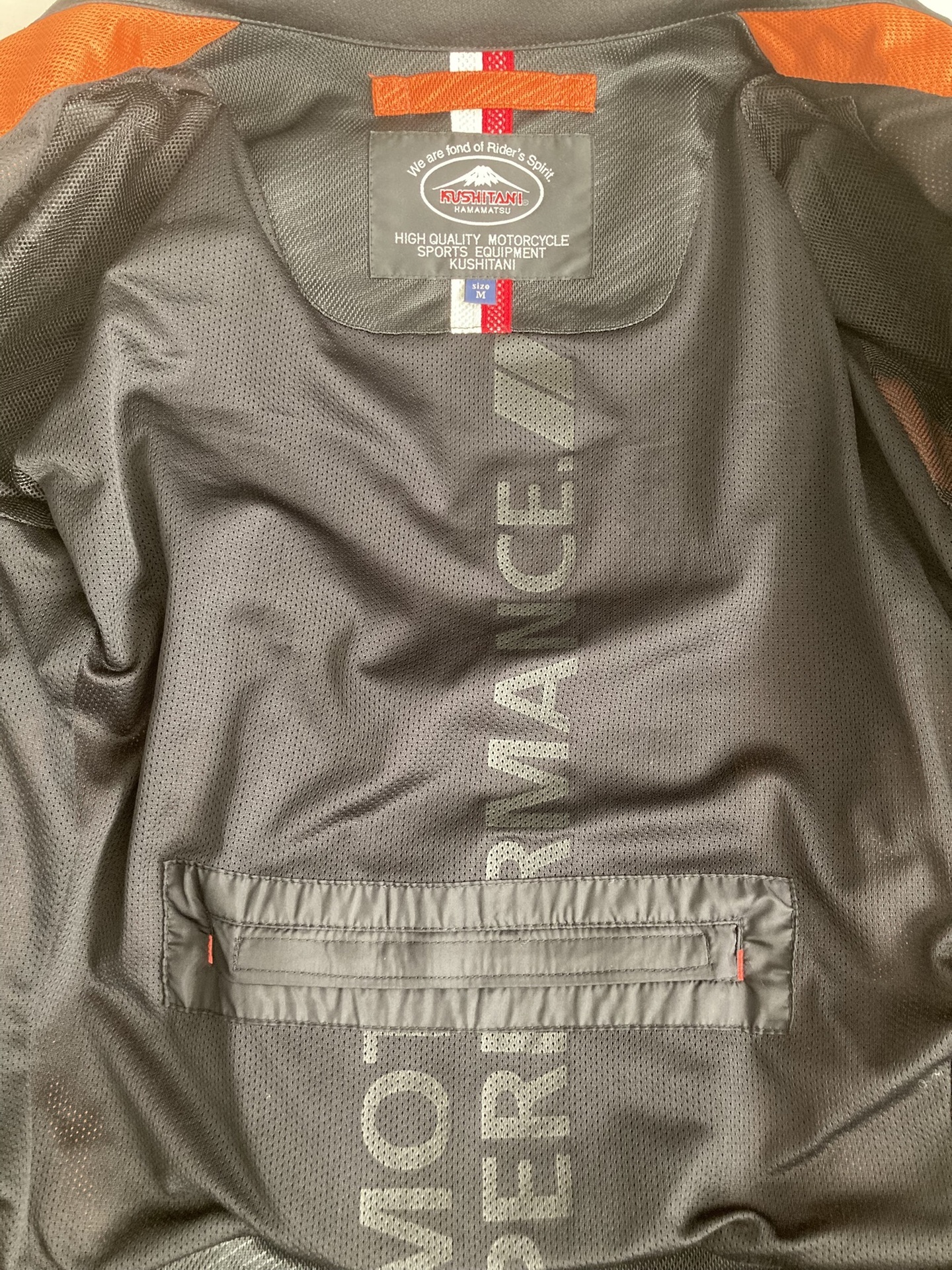 クシタニ K-2370 FULL MESH JACKETにK-4639 AIR CE PROTECTORは装着可能なのか？: このエラーをバグとして登録してください